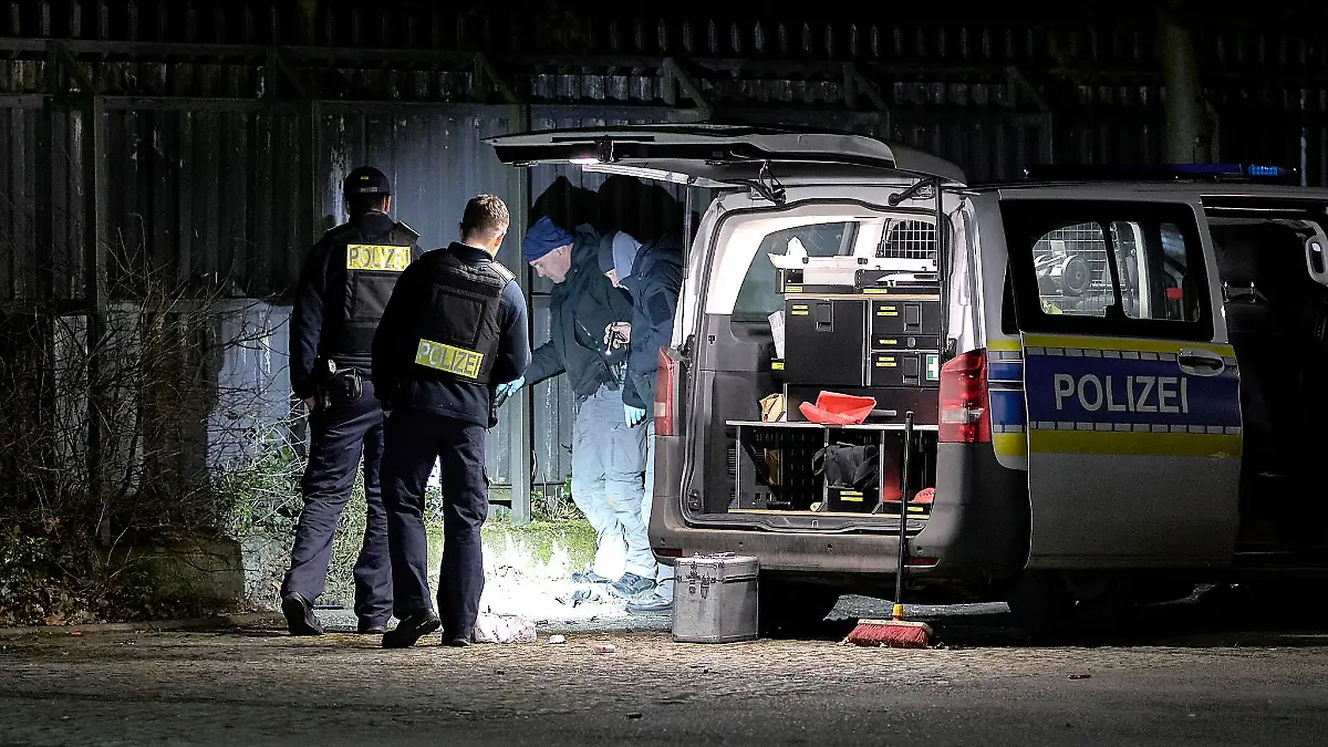 Berlin: Explosion vor Polizeigebäude – zwei Beamte verletzt