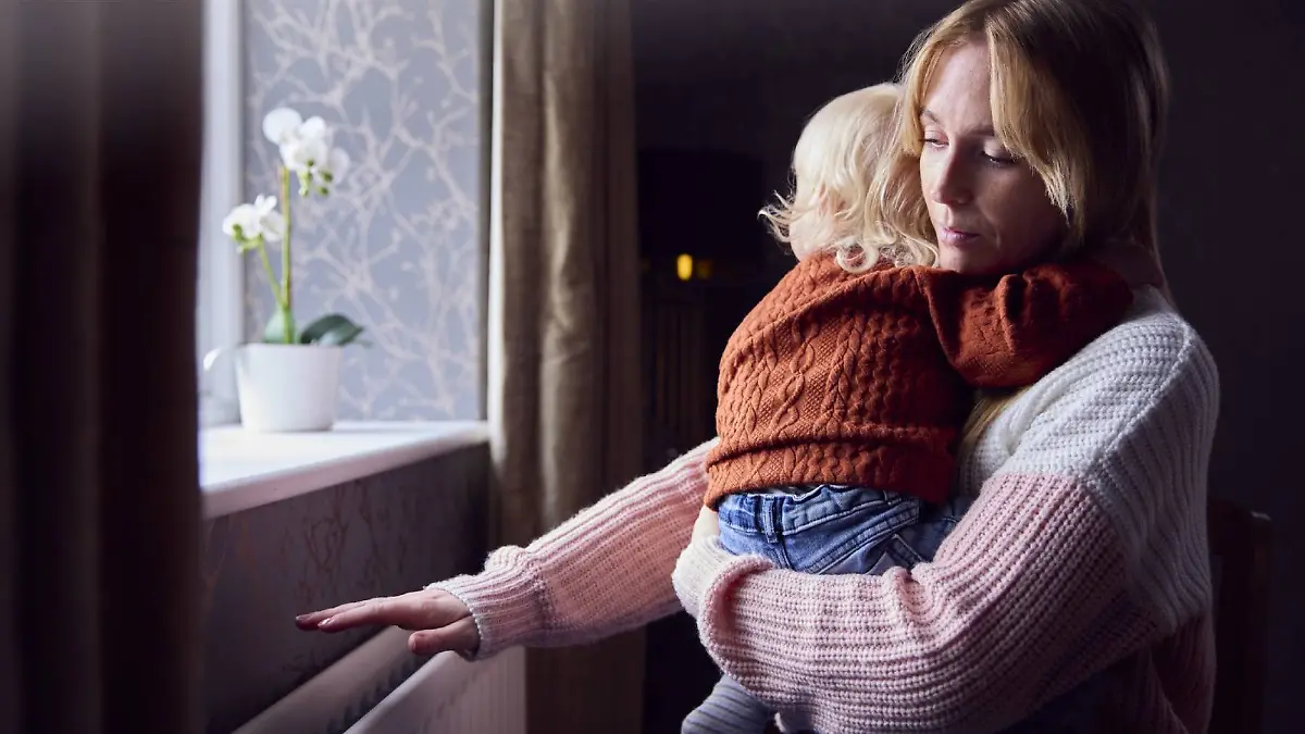 Mitten im Winter! Fieser Vermieter lässt Fenster und Türen ausbauen