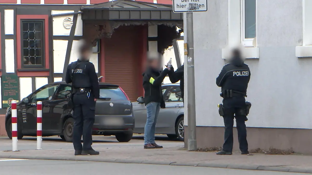 Täter in Rimbach festgenommen!: SEK rettet Frau (21) aus Volksbank ...