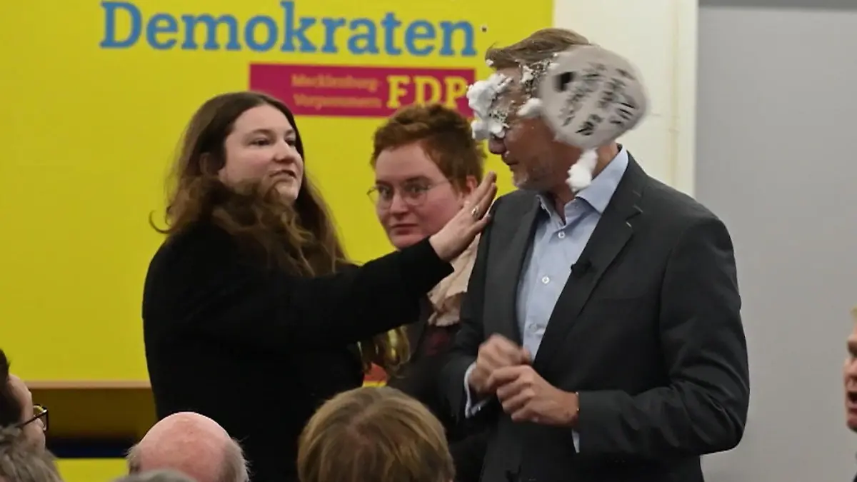 FDP-Politiker Christian Lindner kriegt Schaum-Torte ins Gesicht ...
