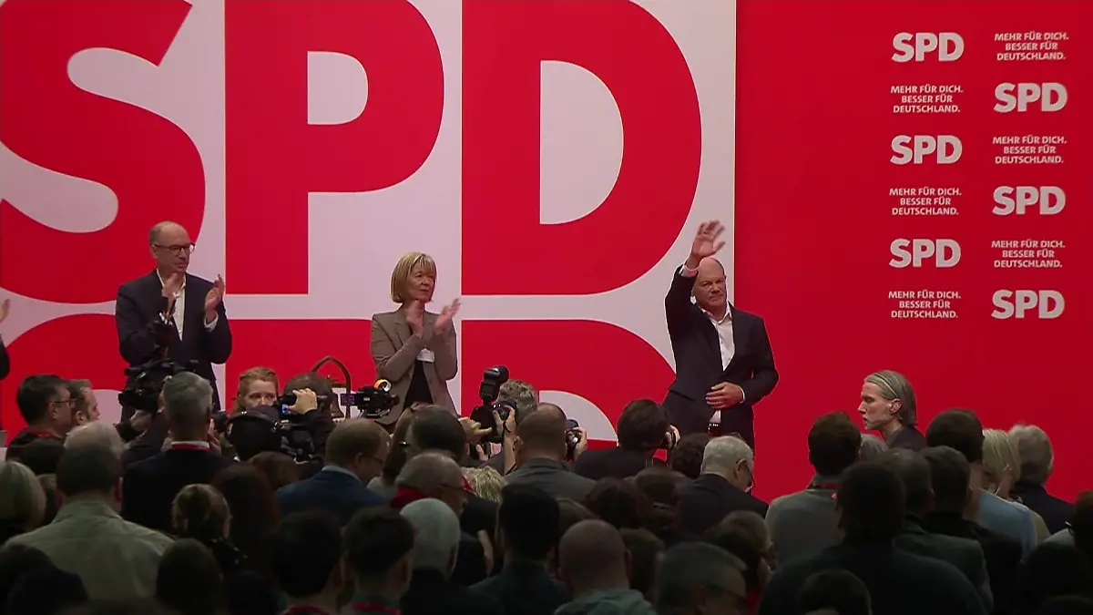 AfD-Proteste: Polizist lässt Hund auf Demonstranten los - Empörung nach ...