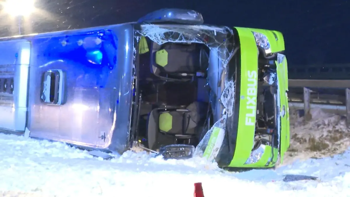 Mehrere Menschen verletzt: Schwerer Reisebus-Unfall auf A11 - zwei Tote!