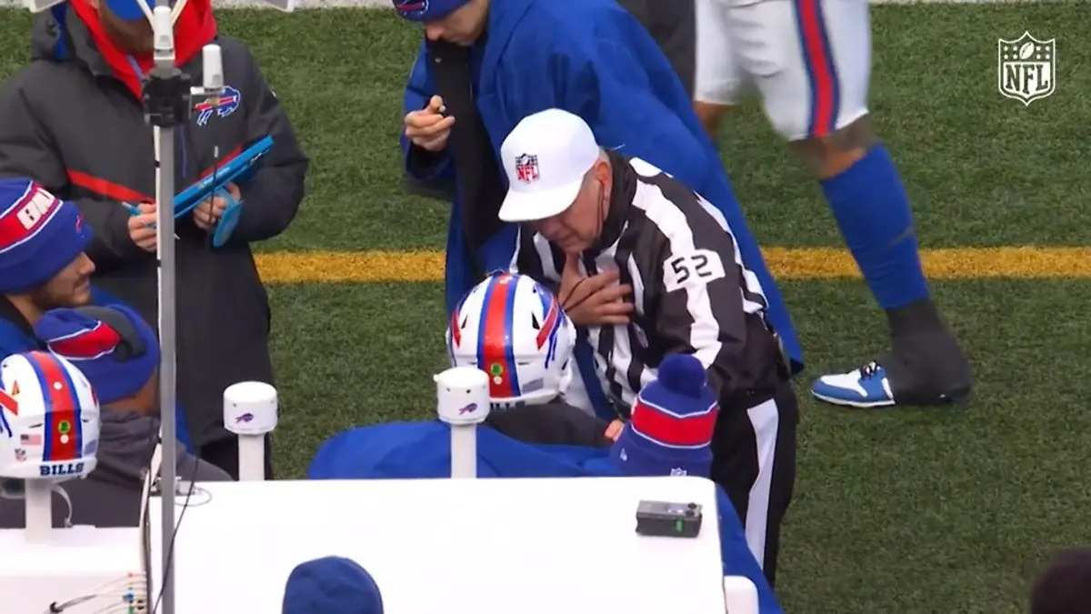 NFL-Playoffs: Schiri entschuldigt sich mitten im Spiel bei Quarterback ...