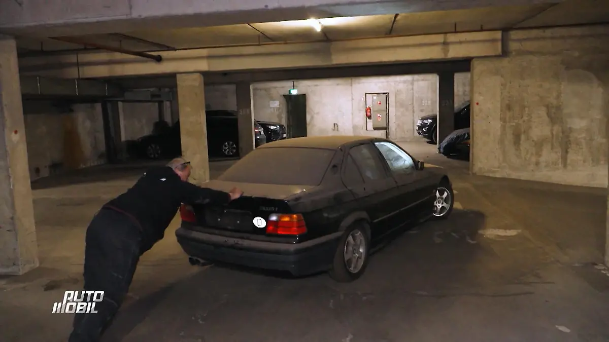 Muskelkraft: Die Schrauber stauben einen Altwagen ab