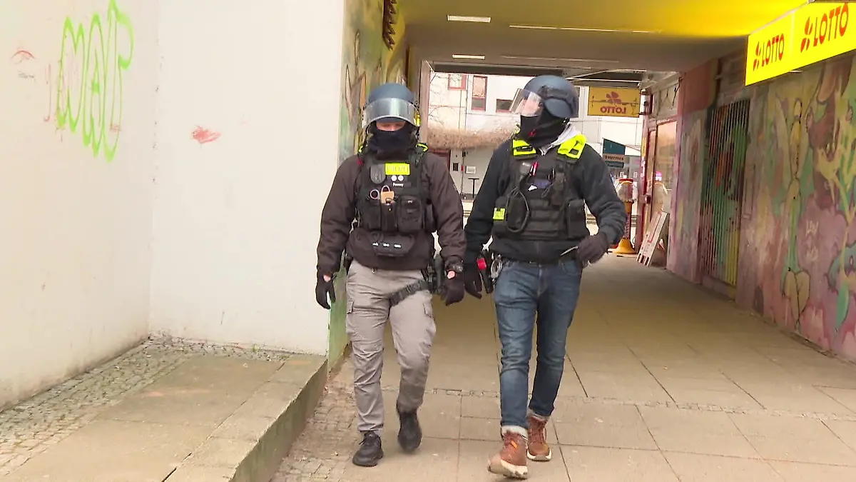 Berlin: Razzia bei Teenager (17) nach Kugelbomben-Explosion an Silvester