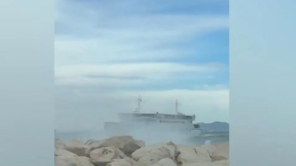 Schulklasse mit an Bord! Kapitän lenkt Tourischiff durch Winter-Orkan