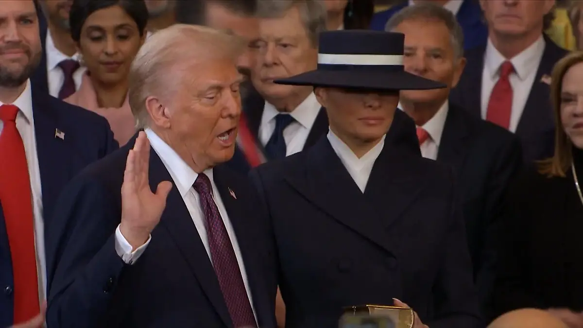 Kuss-Panne bei Amtseinführung: Hier gibt Melanias Hut Donald Trump ...