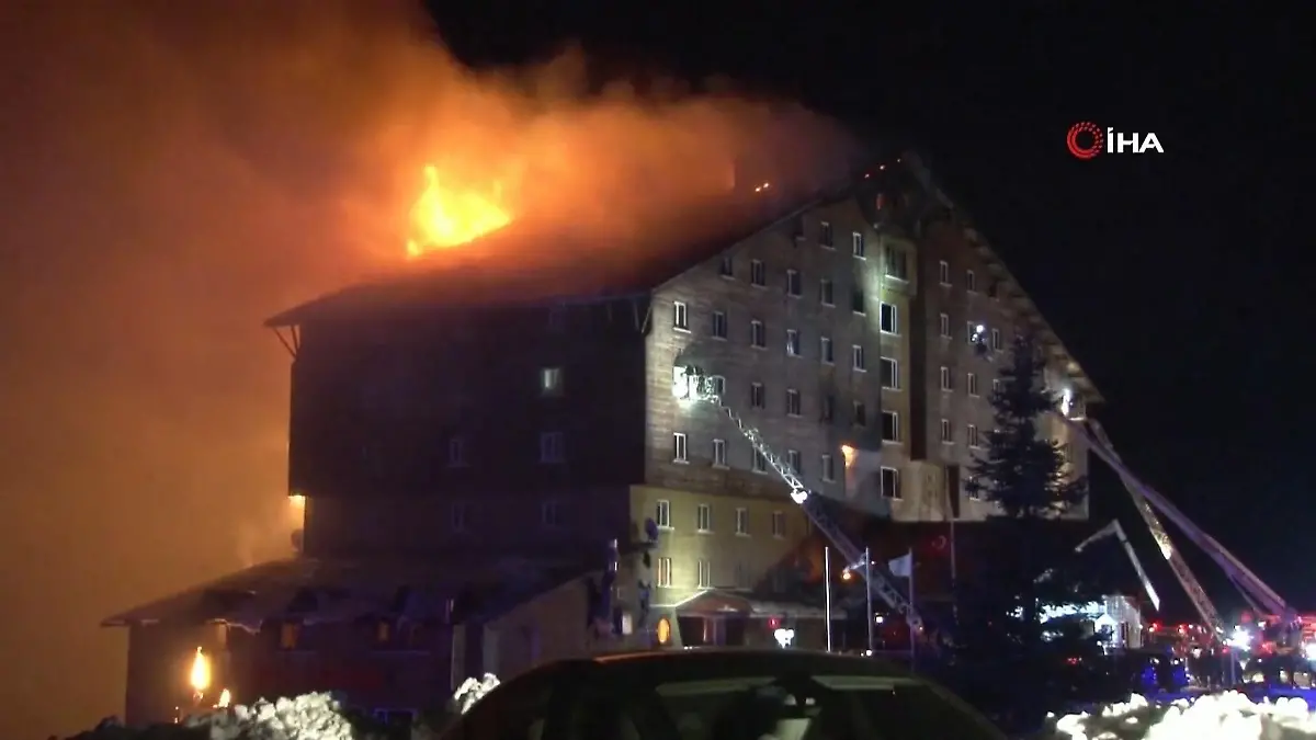 ZDF-Taucher (24) springt in Wasser voller Haie - kurz darauf wird er ...