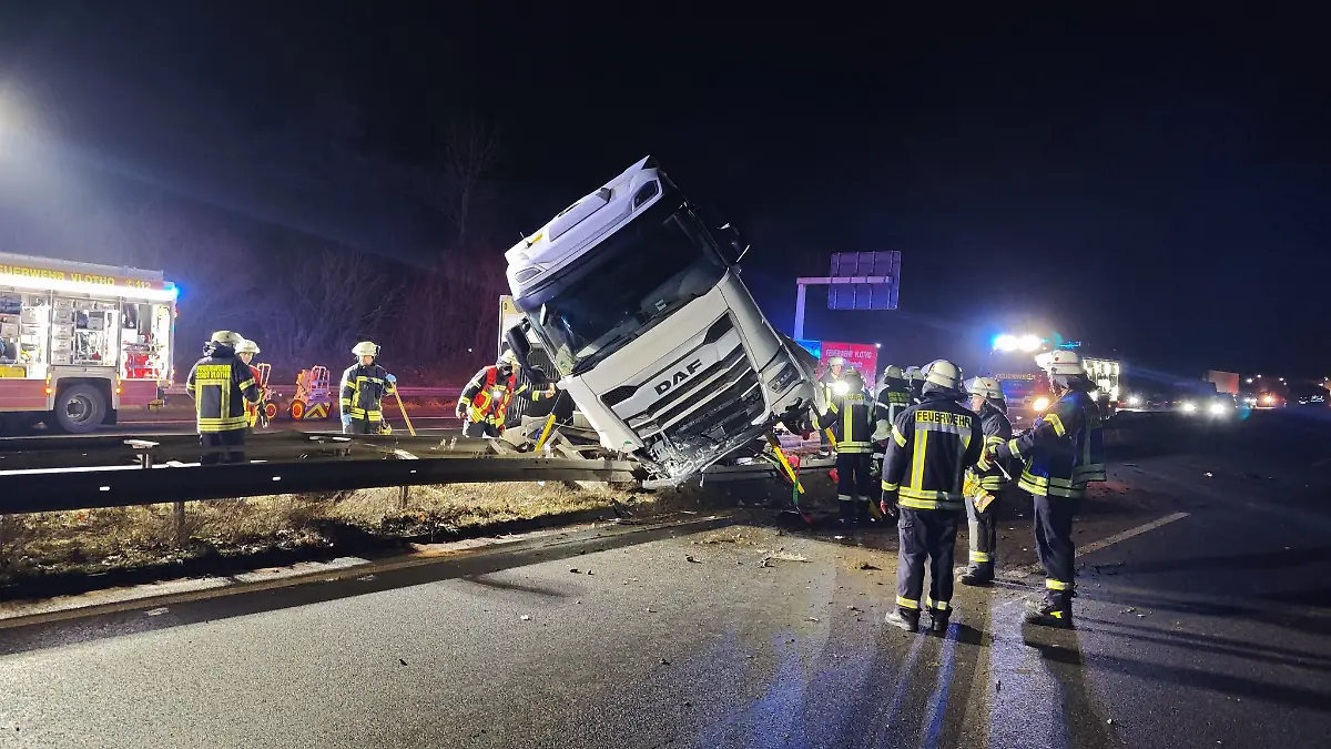 LKW-Unfall auf der A2 bei Bad Oeynhausen: Autobahnsperrung und stundenlanger Stau für Autofahrer