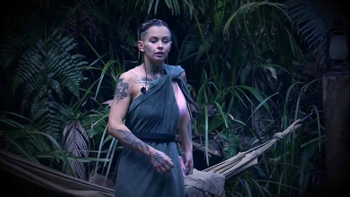 Dschungelcamp 2025: Edith Stehfest im stylischen Handtuchkleid ...