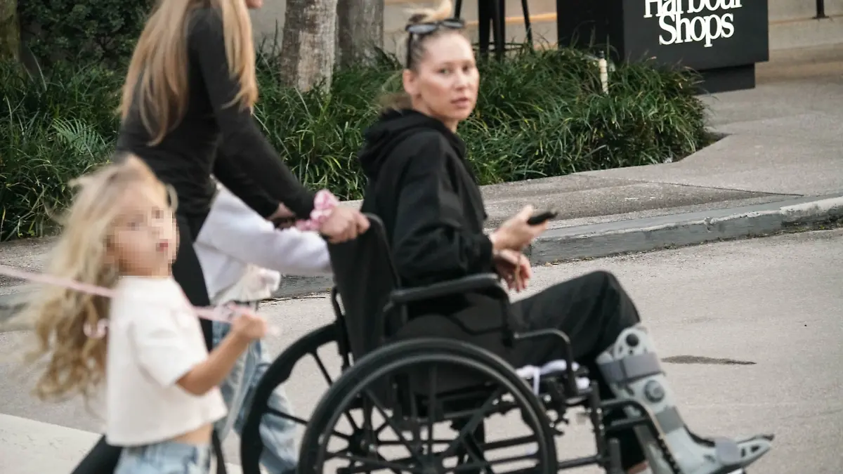 Sorge um Ex-Tennis-Star! Anna Kournikova im Rollstuhl unterwegs