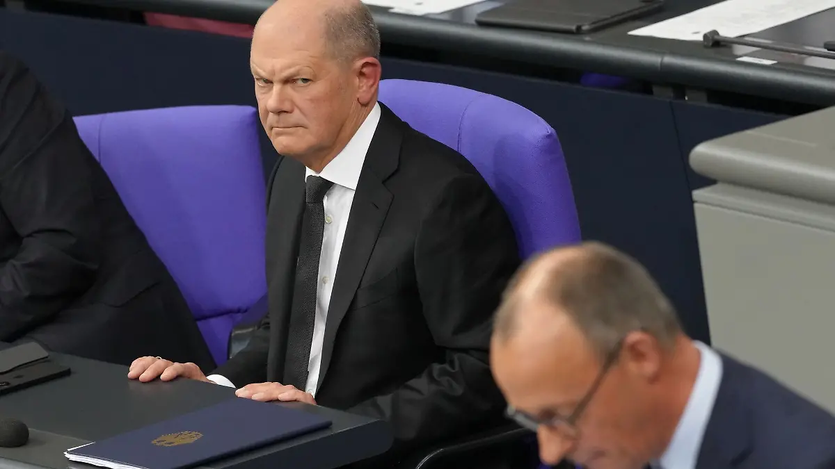 Bundestag: Olaf Scholz (SPD) und Friedrich Merz (CDU) liefern sich ...