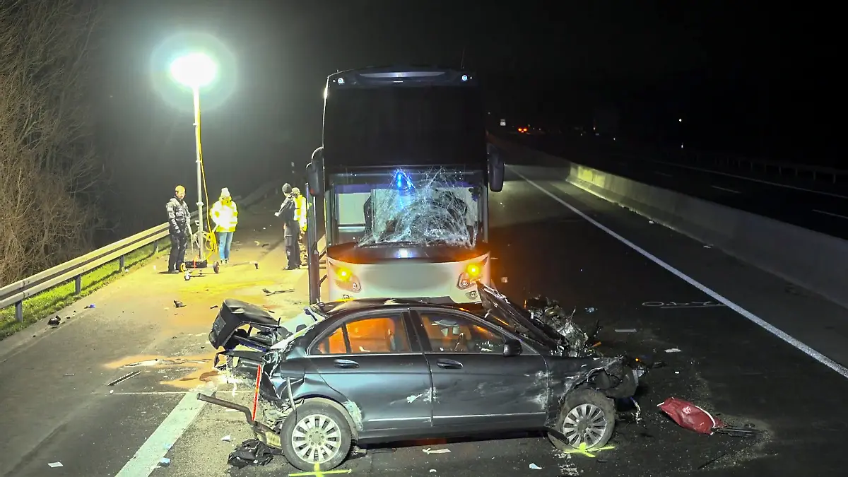 Tödlicher Unfall auf A43: Autofahrer verliert Kontrolle und kracht in ...