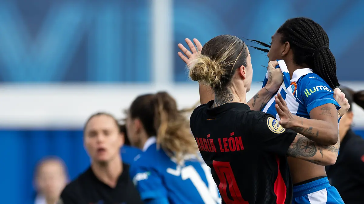 Barca-Star Mapi León bestreitet Griff zwischen die Beine ihrer ...