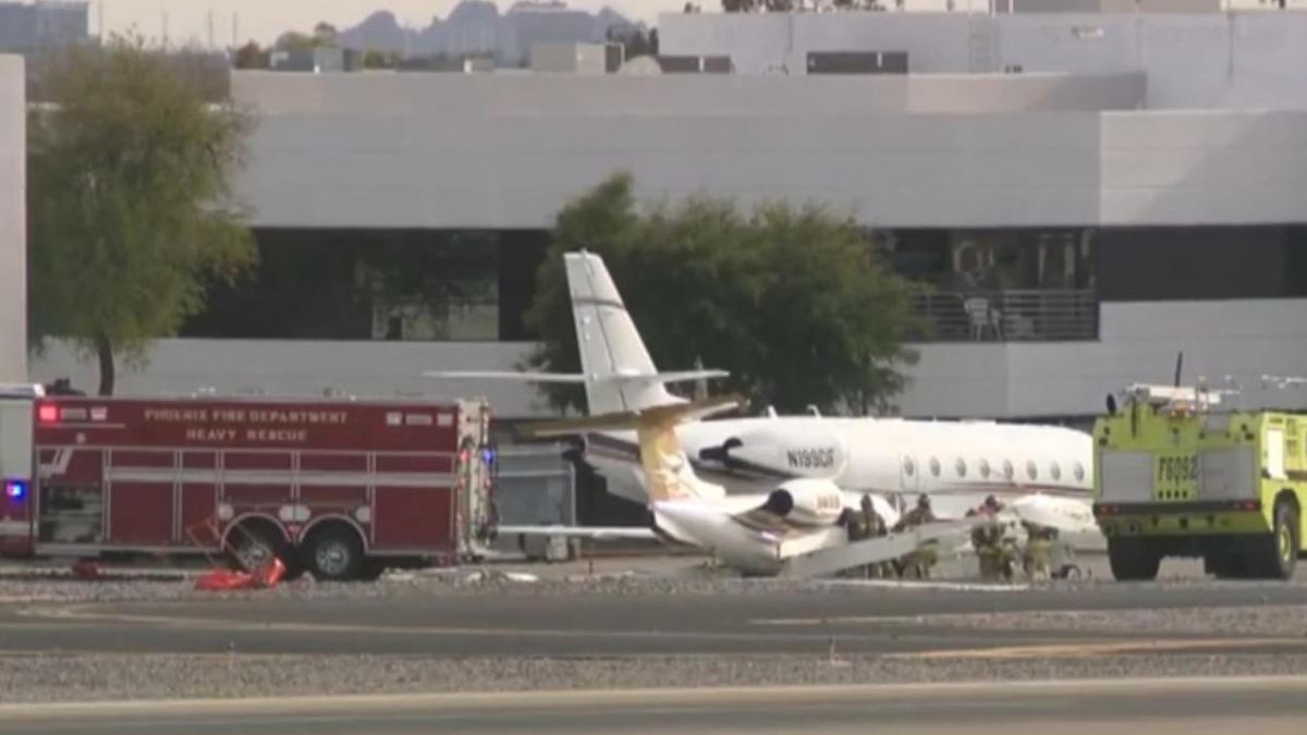 Fahrgestell auf Landebahn gebrochen: Rockstar-Jet kracht in Flieger ...
