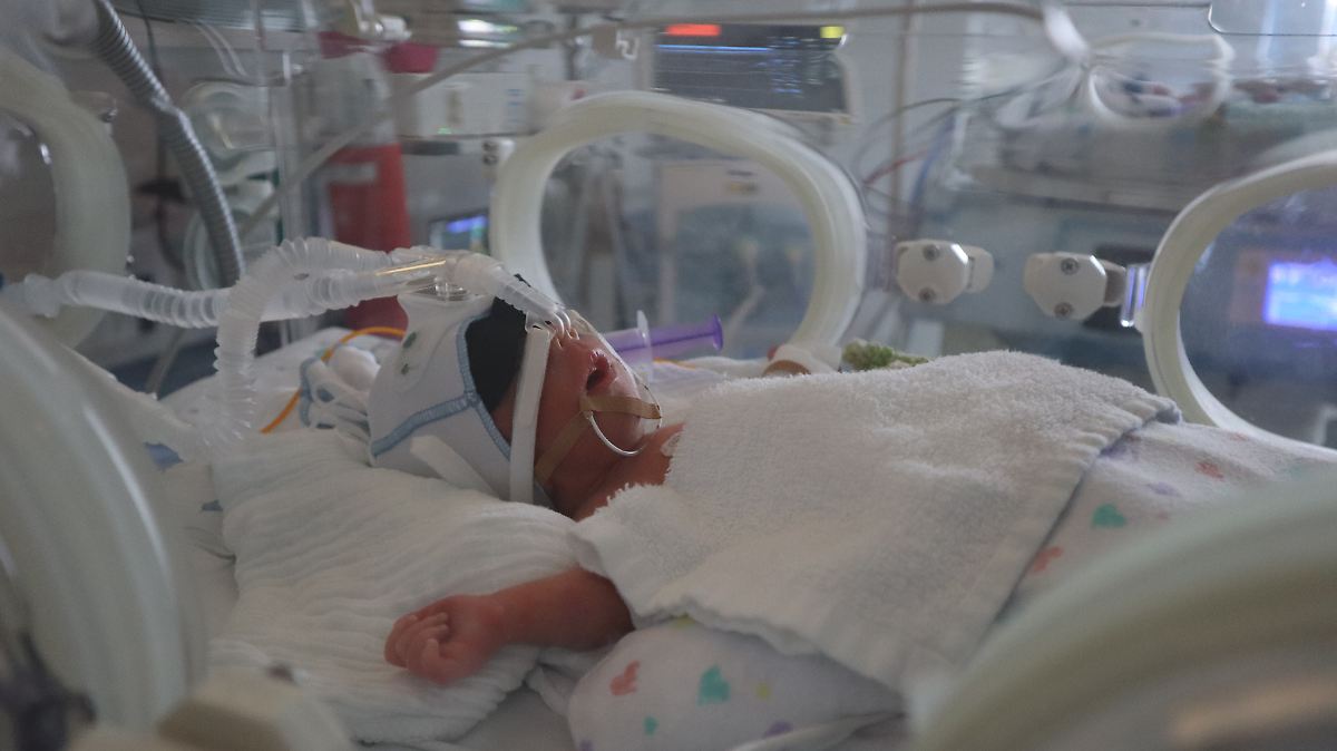 Vierlinge in Vechta: Mutter (22) bekommt Babys zwei Monate zu früh per ...