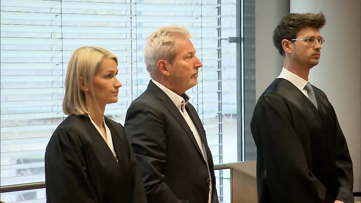 Prozessbeginn am Landgericht Bonn: Kinderpsychiater Dr. Michael ...