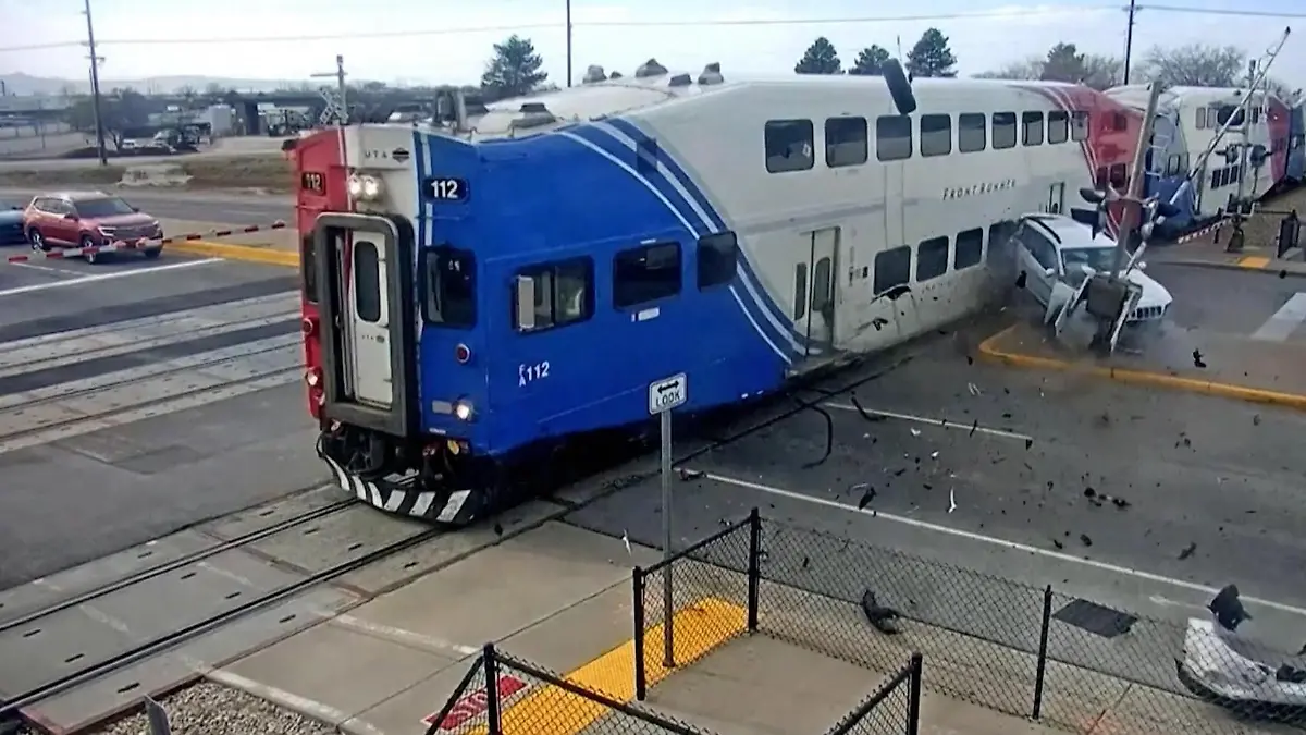 USA: Zug kollidiert mit SUV – Auto wird in Stücke gerissen!