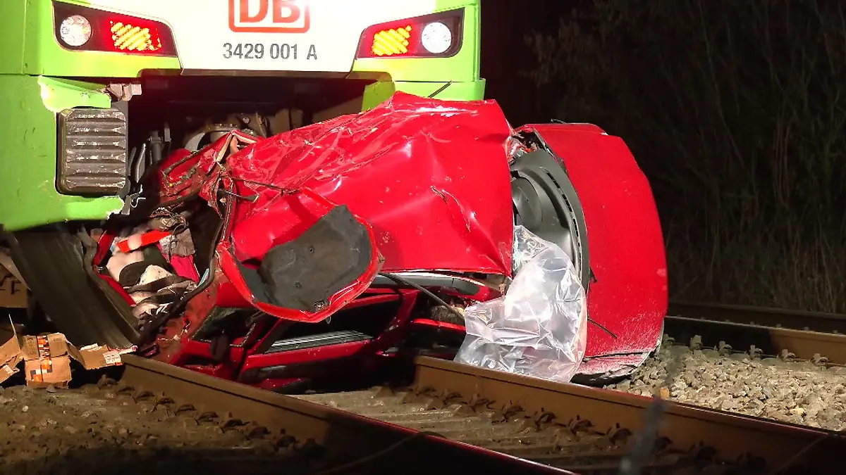 Haan: Kind (13) greift Jugendliche (17 und 18) mit Glasflasche an ...