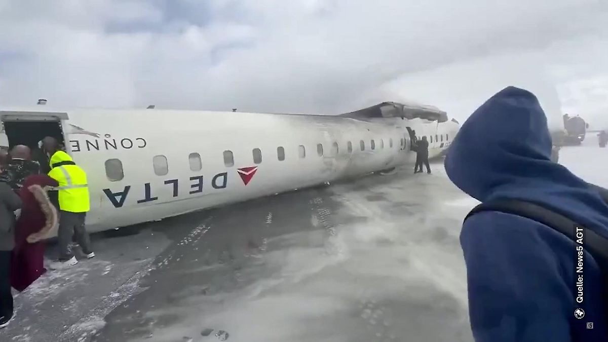 Flughafen Toronto: Delta-Maschine liegt nach Crash bei der Landung auf ...