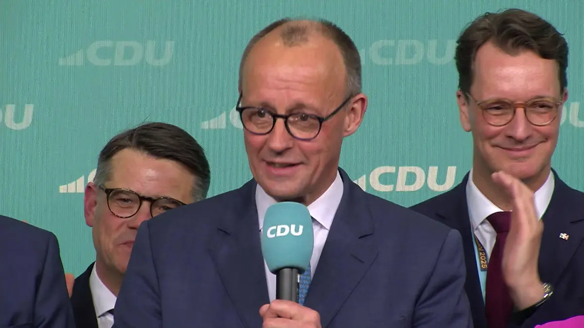 FDP-Politiker Christian Lindner kriegt Schaum-Torte ins Gesicht ...