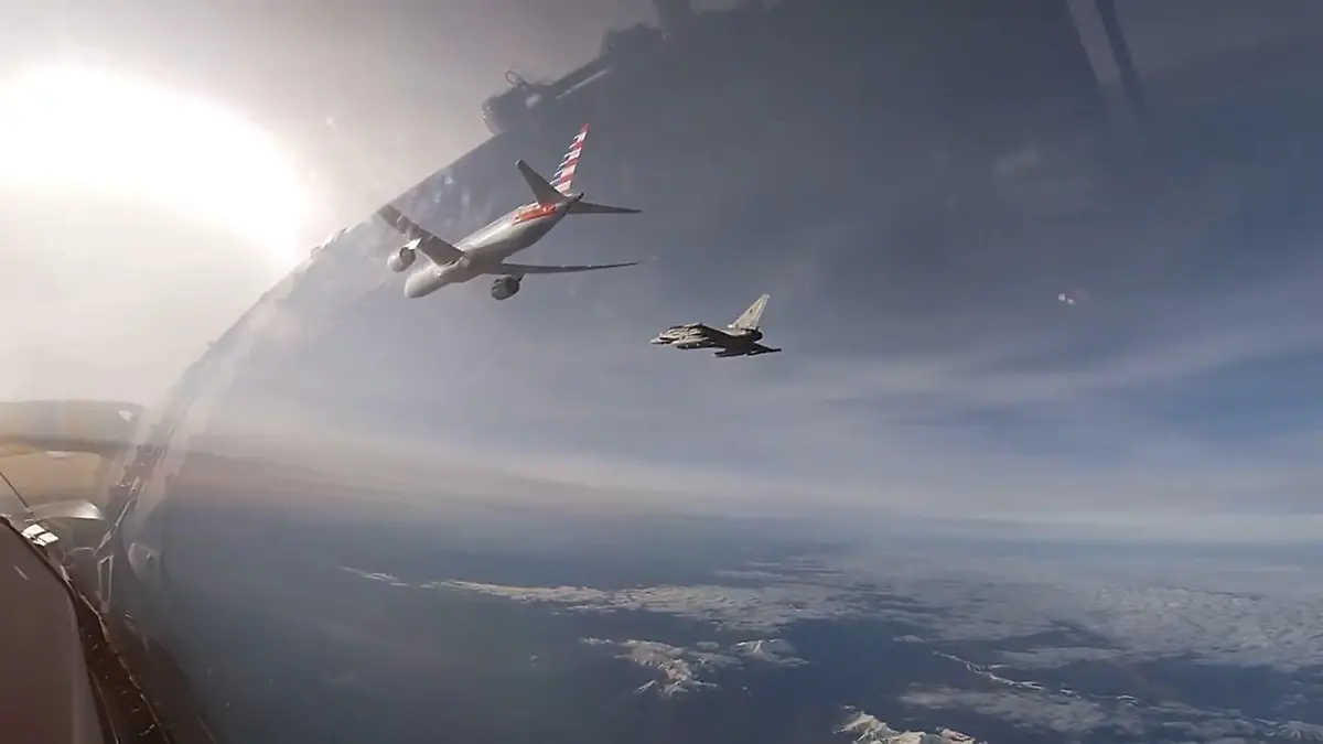 Kreuzfahrtschiff gerät wegen Sturm in Schieflage! Videos zeigen ...