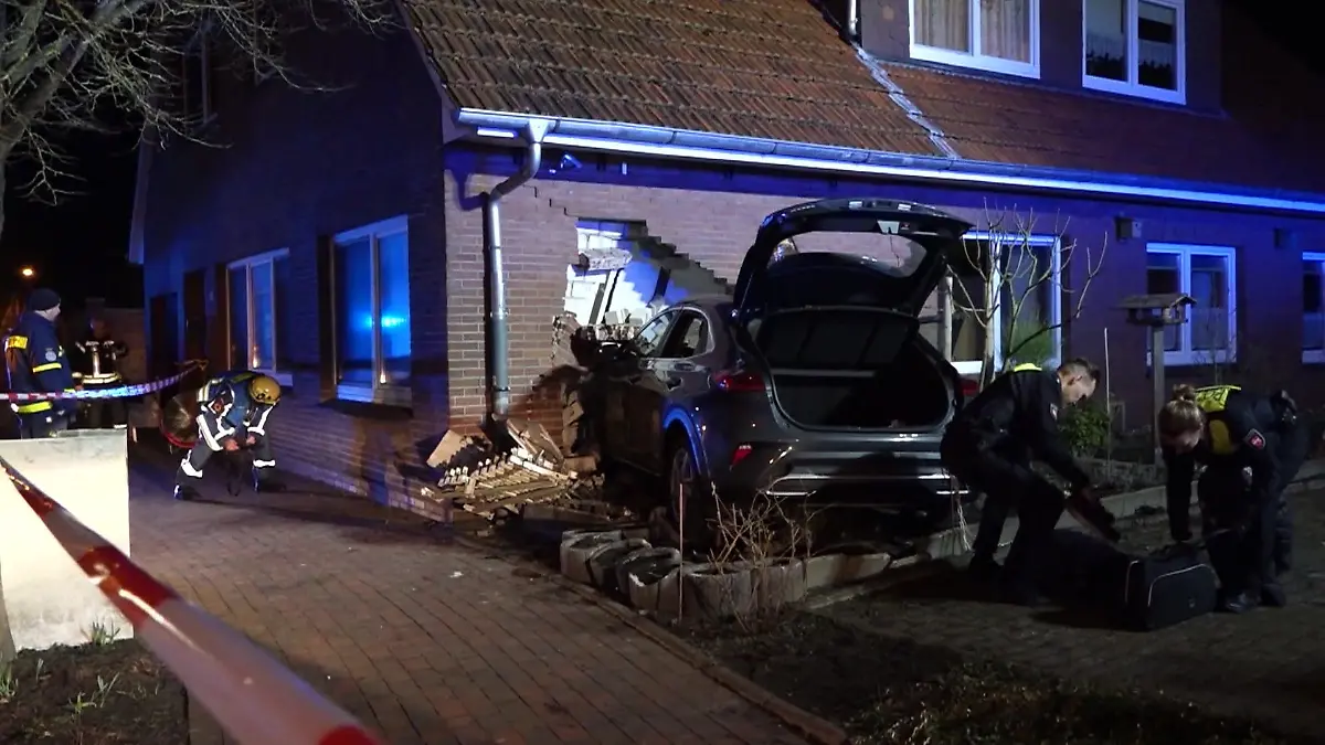 Schwerer Unfall in Coesfeld (NRW): Rollerfahrer will Mülltonne ausweichen – und wird von Lkw und ...