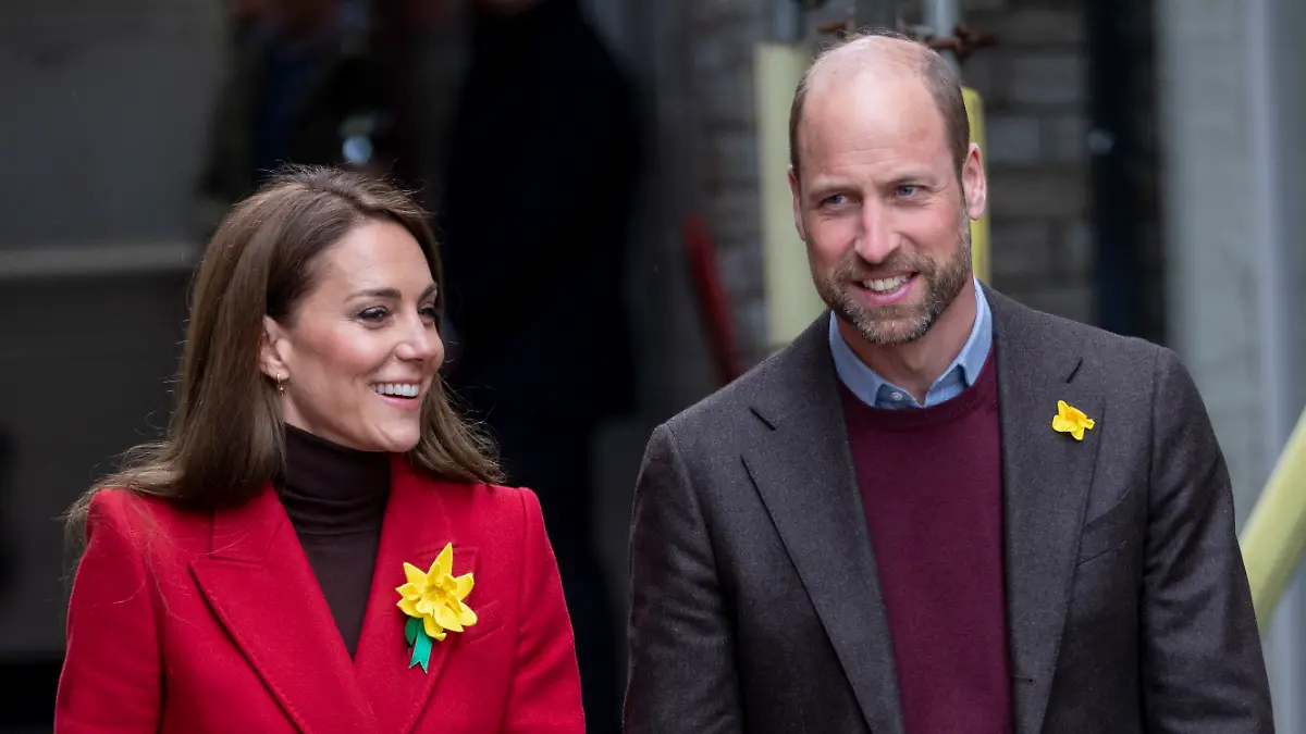 Prinz William und Prinzessin Kate spazieren händchenhaltend durch Wales ...