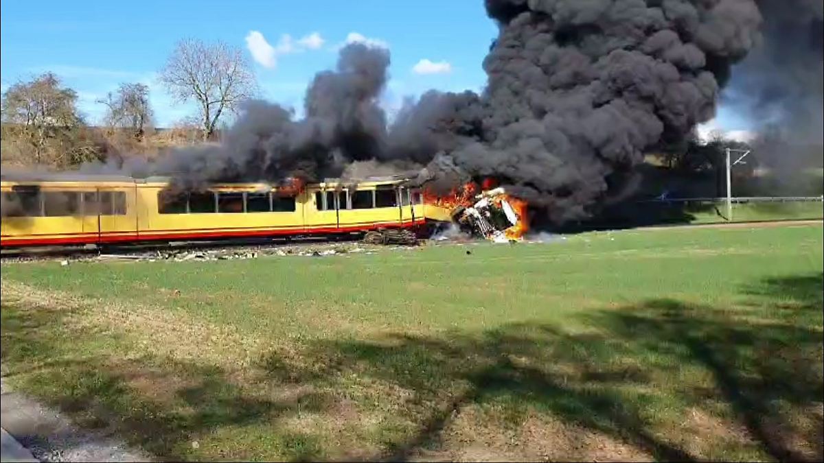 Unfall bei Karlsruhe: Straßenbahn rammt Tanklaster – Polizei findet ...