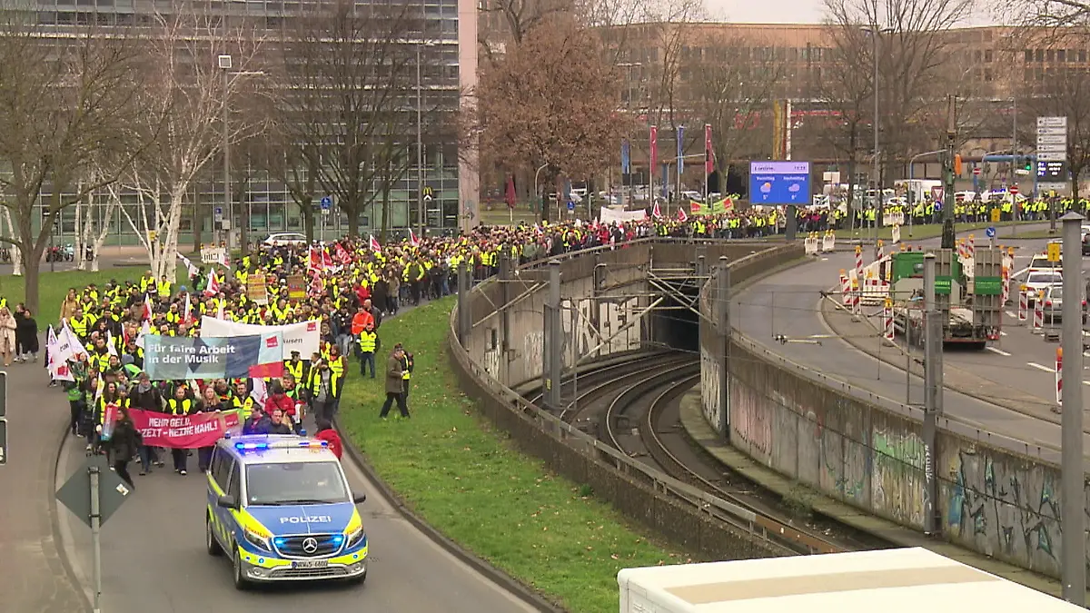 „Miss Universe“ in der Bikini-Klasse - 26-jährige Kölnerin gewinnt ...