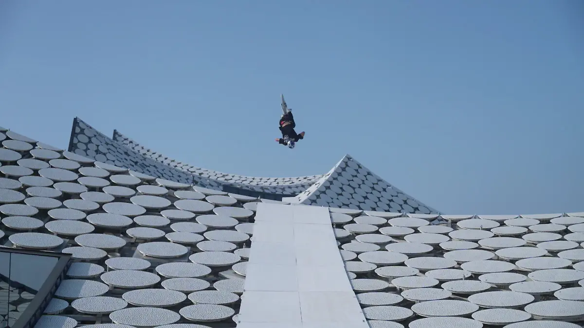 Hamburg: Extremsportler Fabio Wibmer macht einen Backflip auf dem Dach ...