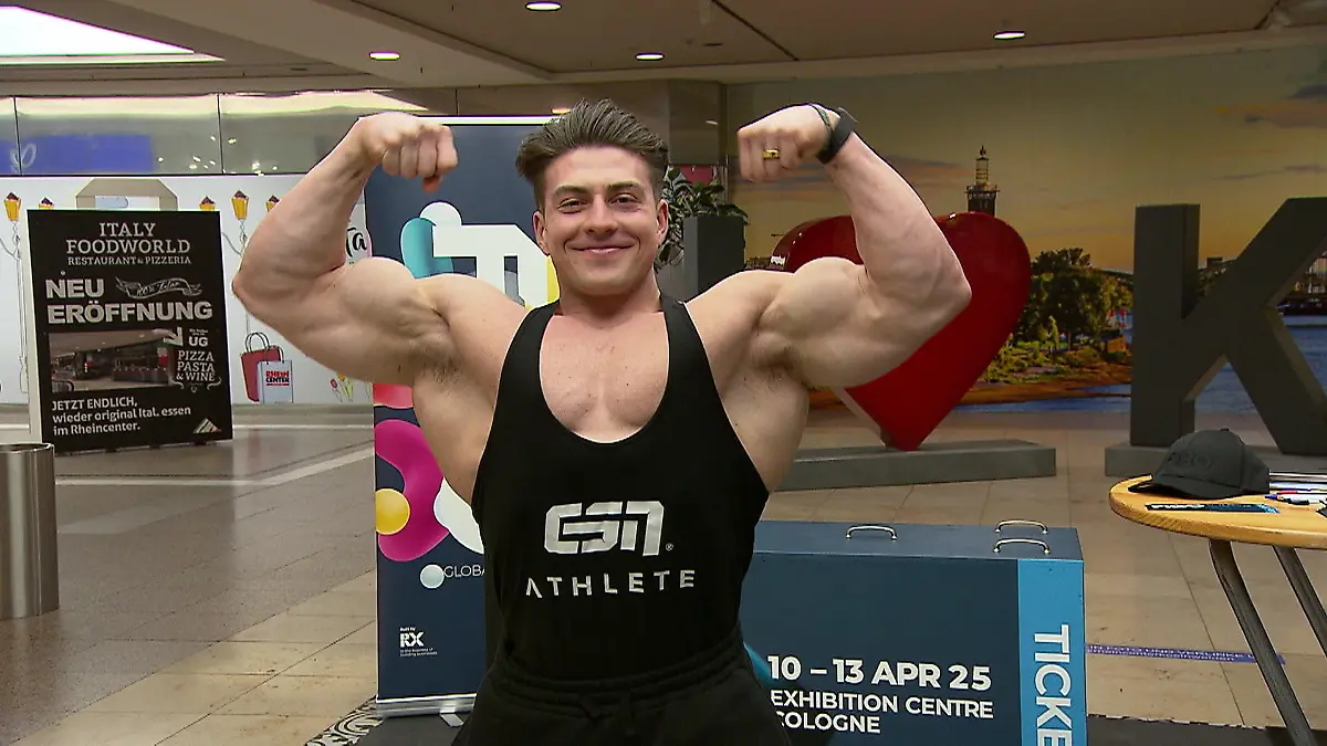 Bodybuilder macht Aktion in Köln