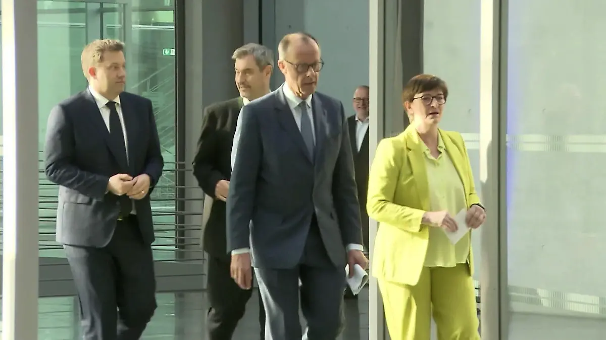 Um 18.38 Uhr gibt Wahlsieger Friedrich Merz den „Rambo Zambo”-Befehl