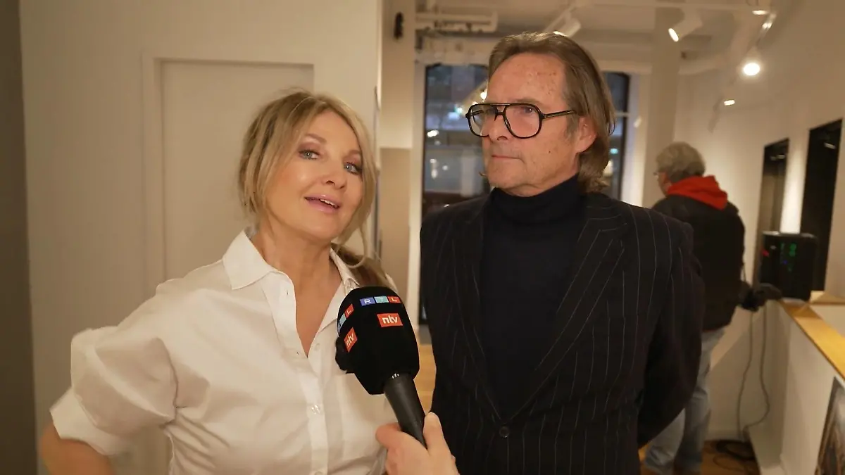 Lily Collins singt mit Baby Tove einen Klassiker von Phil Collins