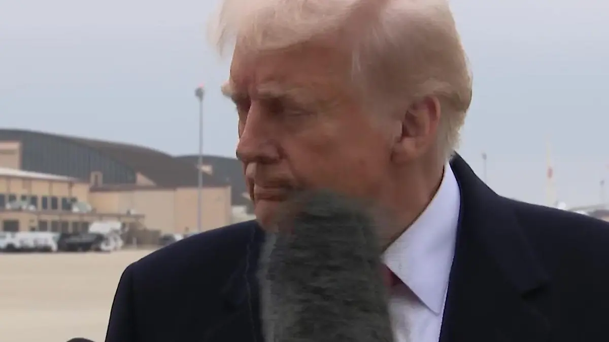 Donald Trump: Reporterin schlägt US-Präsident ihr Mikro ins Gesicht ...