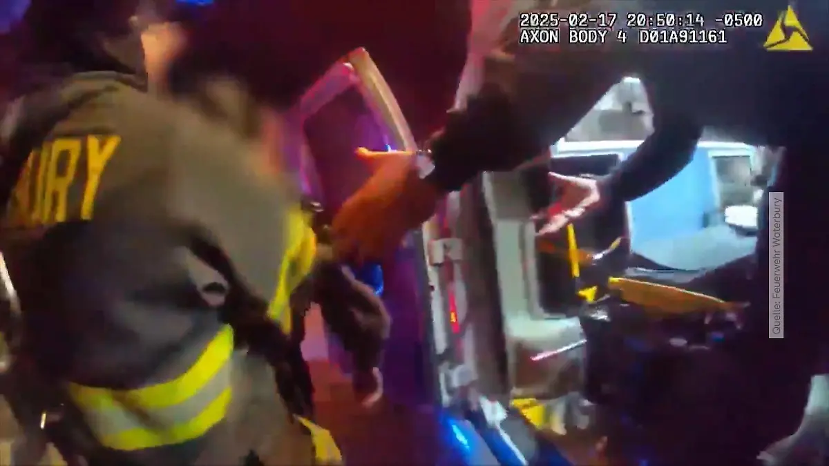 Unfall bei Karlsruhe: Straßenbahn rammt Tanklaster – Polizei findet ...