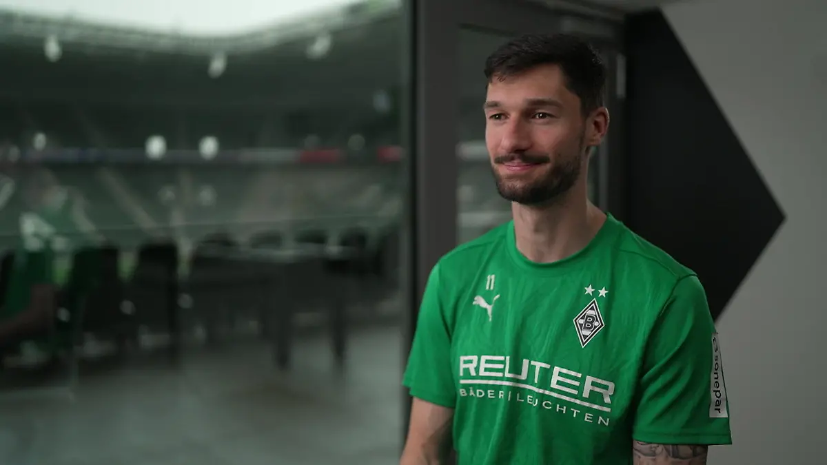 Beste (Sports-)Freunde - Musiala läuft im NFL-Trikot auf