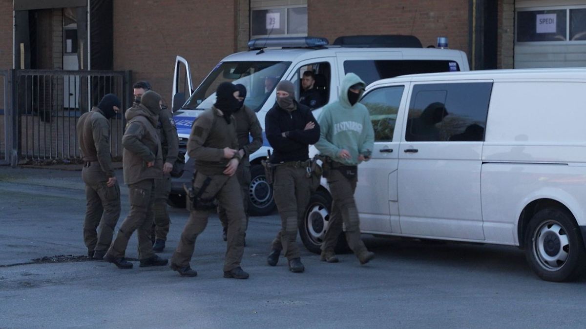 Gronau: Mann sticht auf Hausmeister ein – Verdächtiger flüchtig