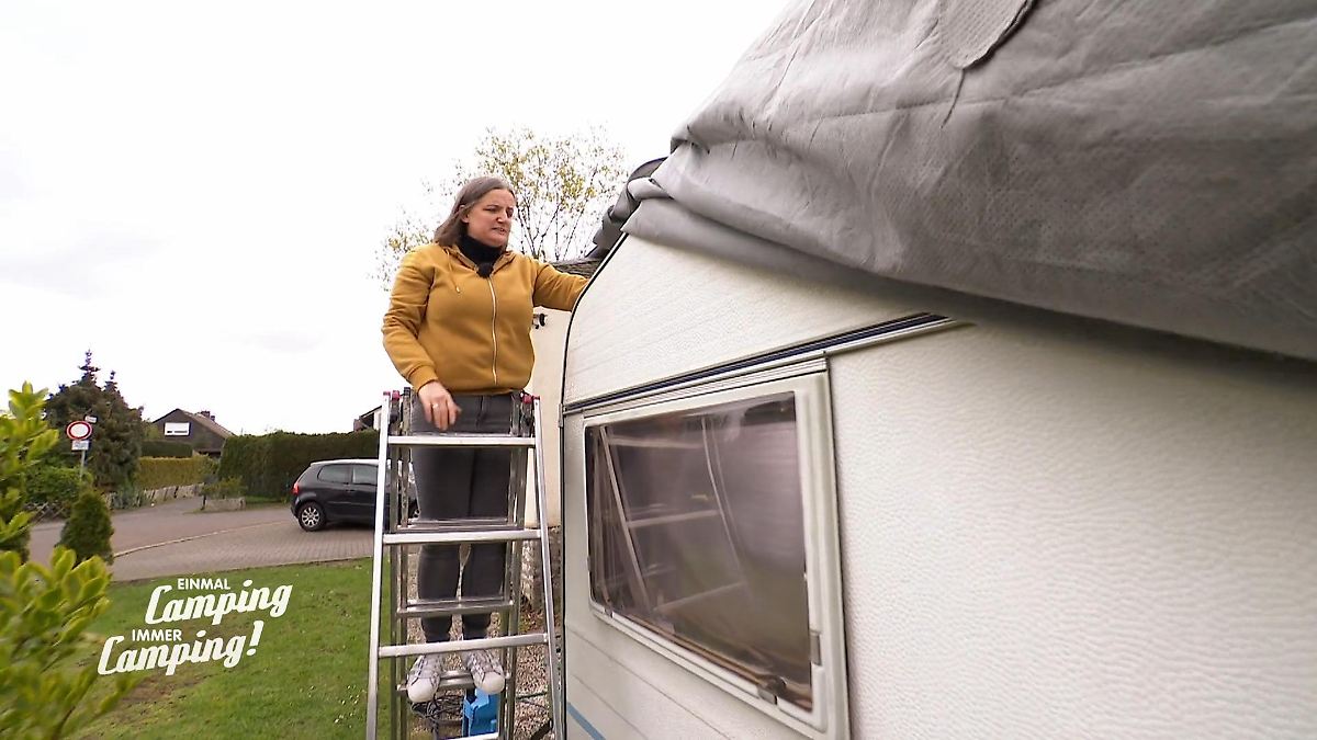 Für den Elbstrand: Ali und Daniela machen ihren Wohnwagen fit