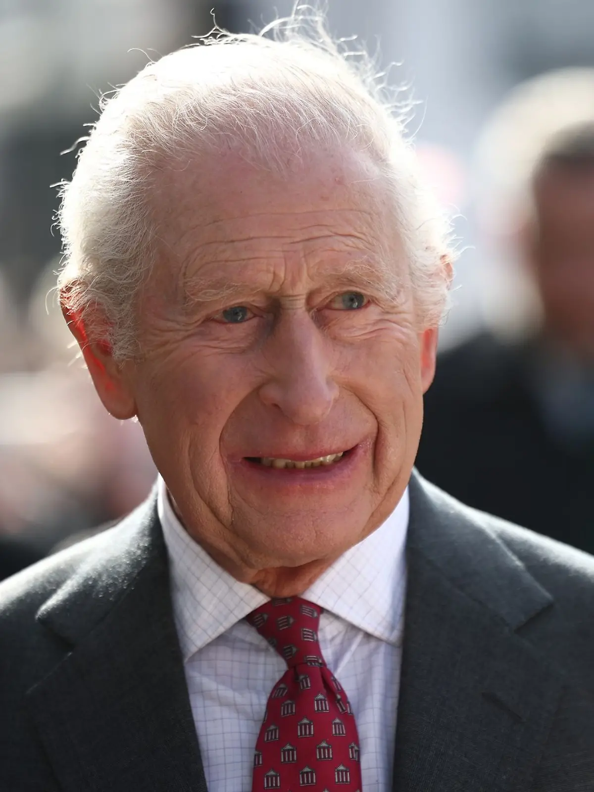 König Charles III. legt Flagge des Queen-Regiments auf Sarg nieder ...