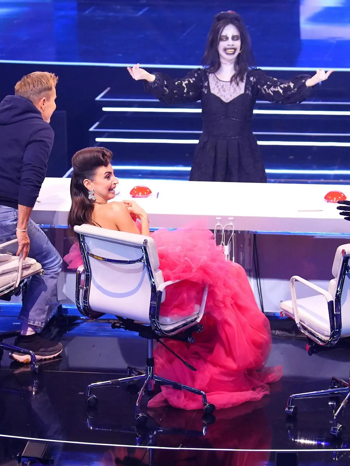 Besondere Performance auf der Supertalent-Bühne: Trotz XXL-Schleppe ...