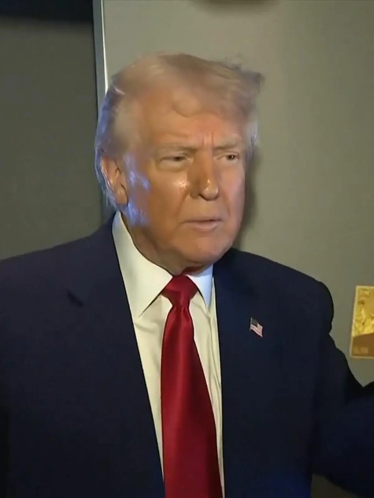 „Haben Sie das gesehen?": Während Interview! Trump bekommt Mikro ins ...