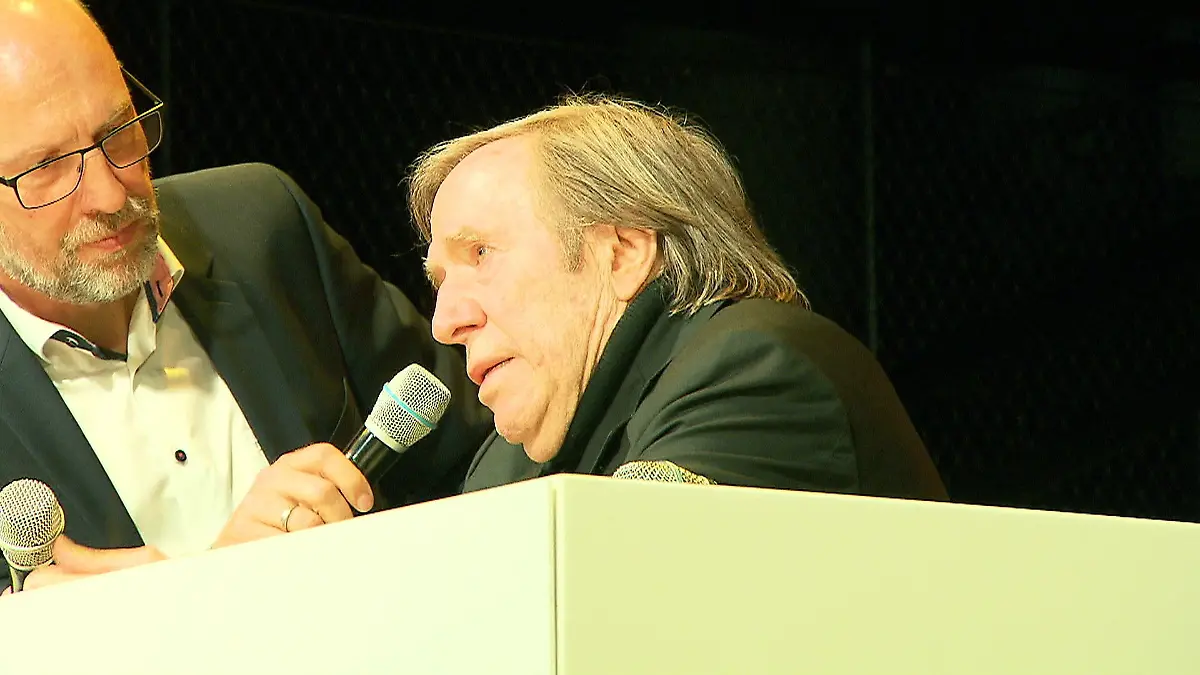 Bei Ausstellung über sein Leben: Fußball-Legende Günter Netzer weint ...