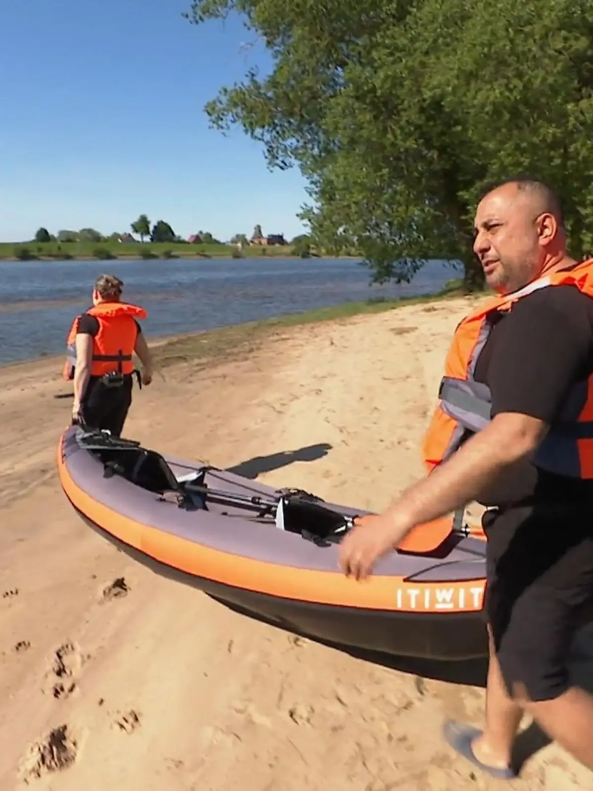 Entspannung am Elbstrand: Ali und Daniela genießen Tee und Wasserpfeife