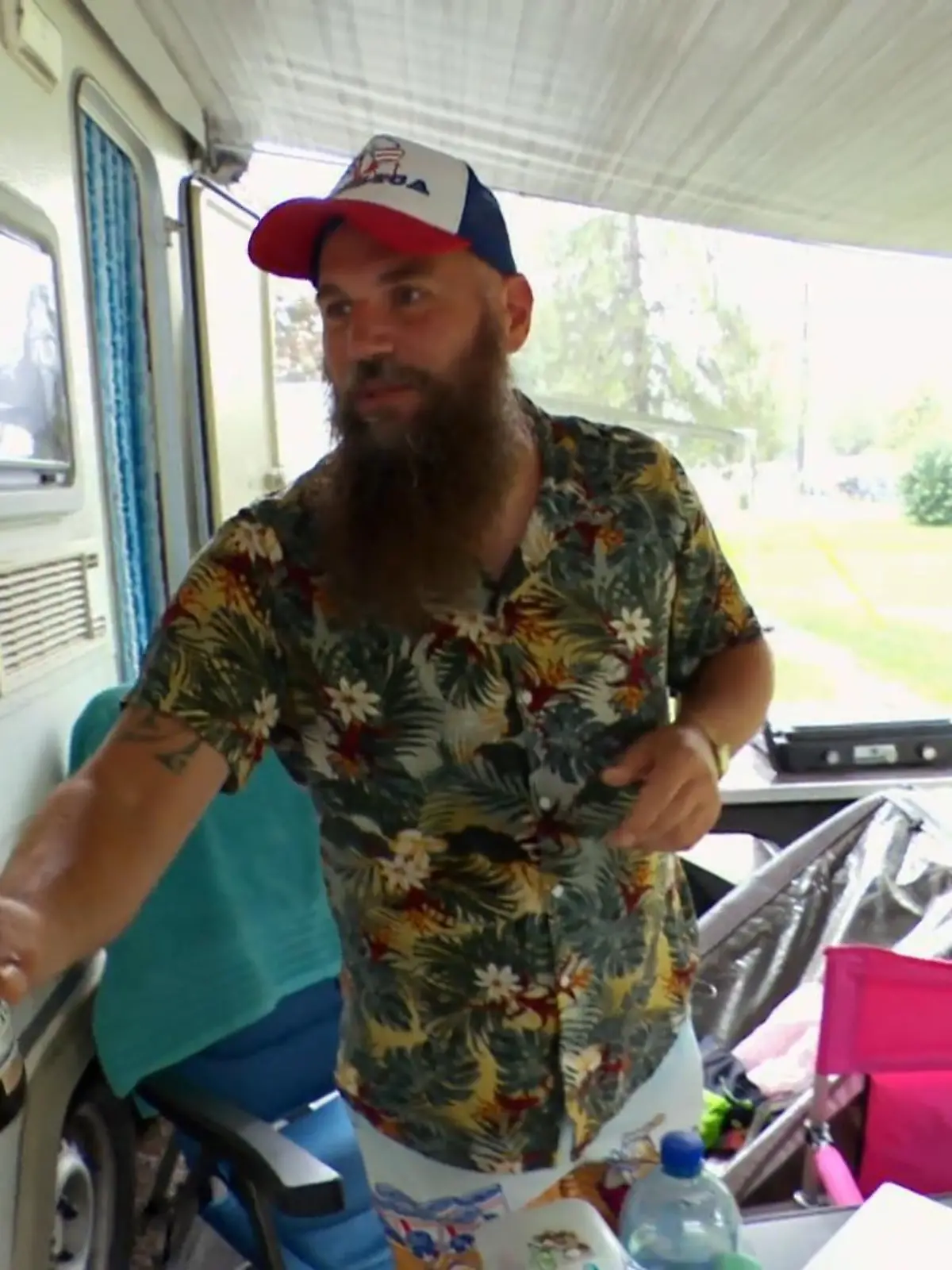 Klare Rollenverteilung: Jules und Max im Camping-Alltag