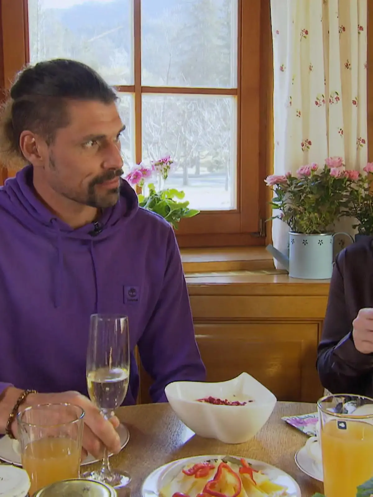 Schon ein Jahr alt: Peter besucht mit Alisa ihr Lieblingskälbchen