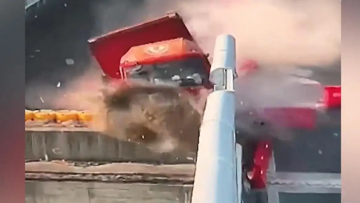 Unfall bei Karlsruhe: Straßenbahn rammt Tanklaster – Polizei findet ...