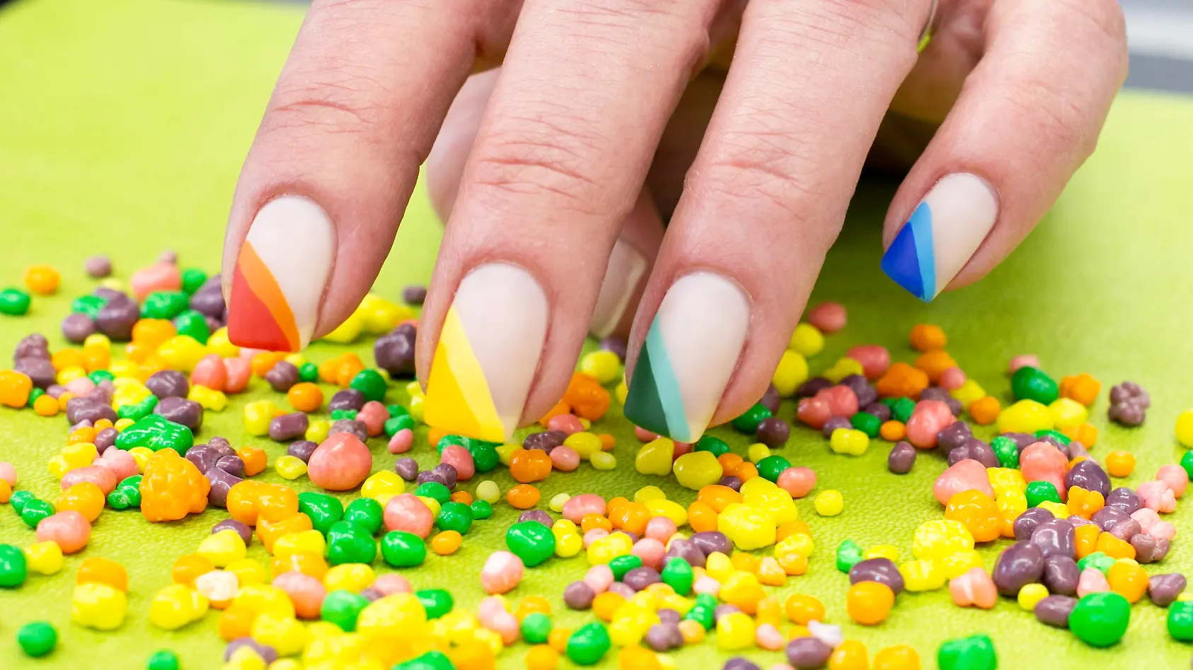 Polly Pocket Nails sind DER Nageltrend im Sommer 2023