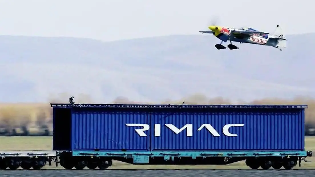 Türkei: Red-Bull-Pilot Dario Costa wagt Landung auf fahrendem Zug ...
