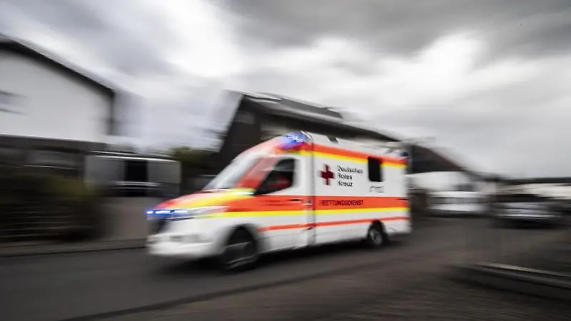 Söhlde (Niedersachsen): Junge Frau klettert auf Bahn-Strommast - und ...